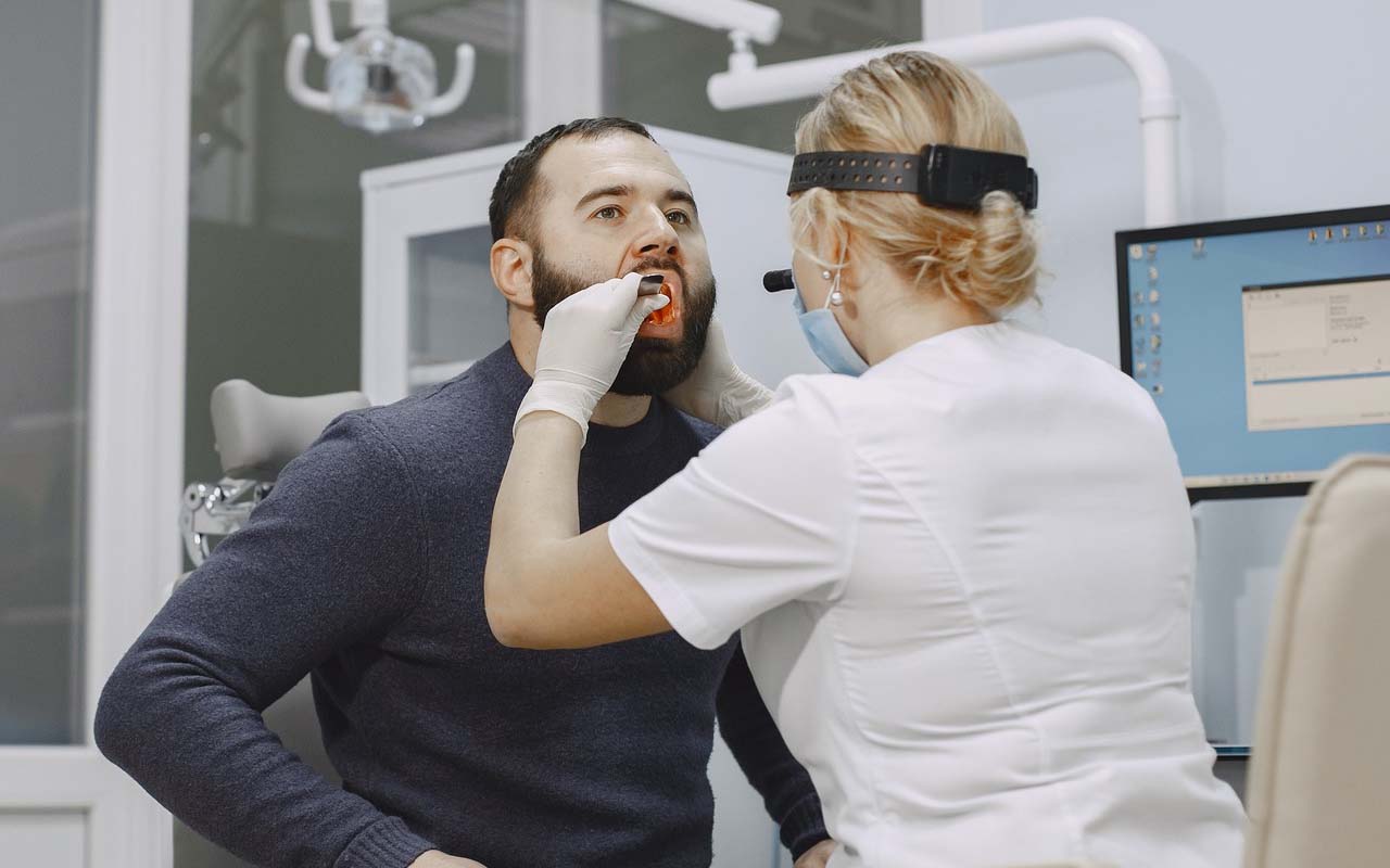 How to Do an Oral Cancer Screening?